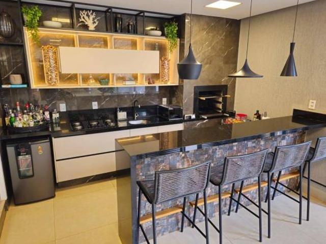 Sobrado de 345m² com 05 quartos, sendo 03 suítes à venda no Jardins Valência Goiânia/GO