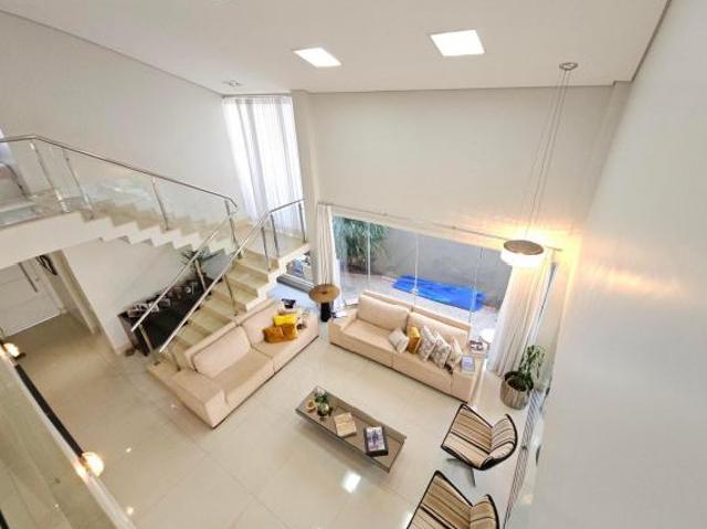 Sobrado de 345m² com 05 quartos, sendo 04 suítes à venda no Jardins Valência Goiânia/GO