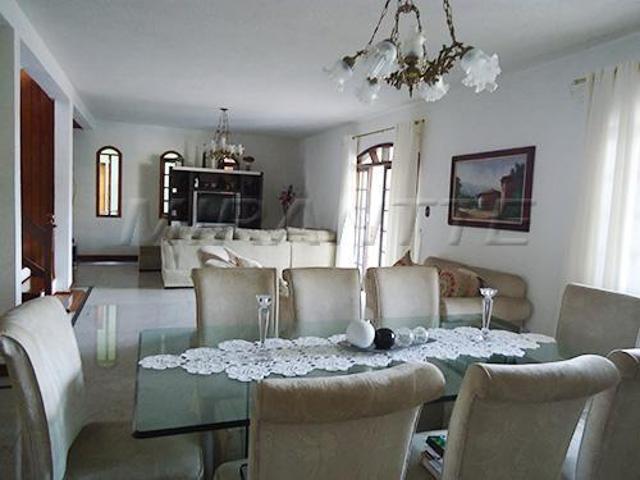 Sobrado de 351m² com 8 quartos