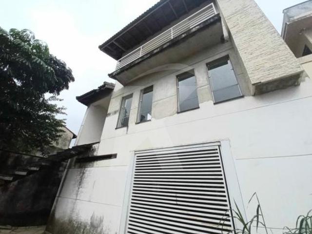 Sobrado de 364m2 de área construída com 3 dormitórios, 1 suíte, 5 vagas cobertas em região nobre.