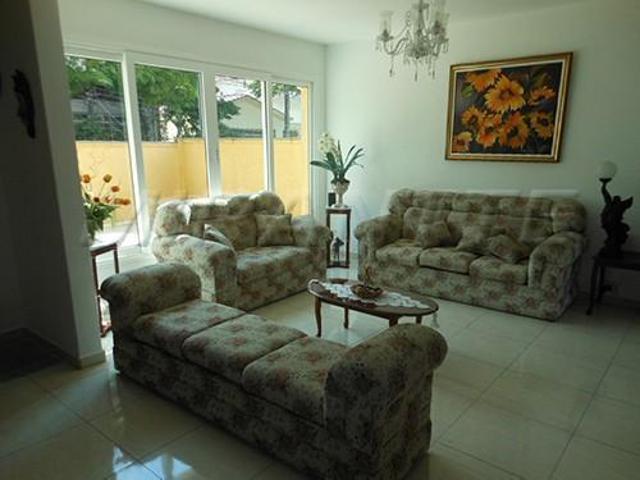 Sobrado de 373m² com 4 quartos
