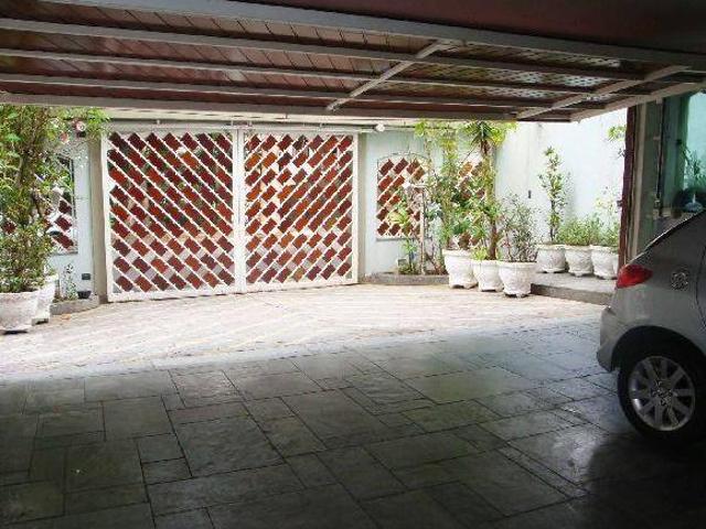 Sobrado de 387m² com 4 quartos