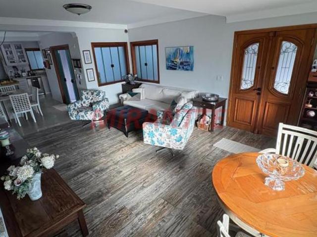 Sobrado de 385m² com 3 quartos