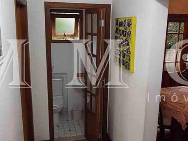 Sobrado de 305m² com 3 suítes e 3 vagas de garagem próximo ao Metro Sta. Cruz