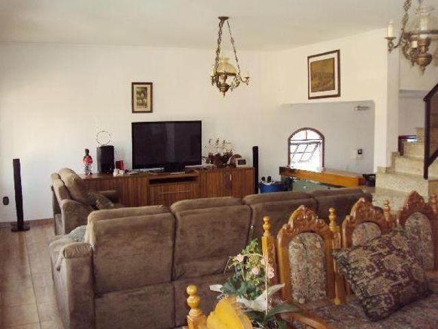 Sobrado de 305m² com 3 quartos