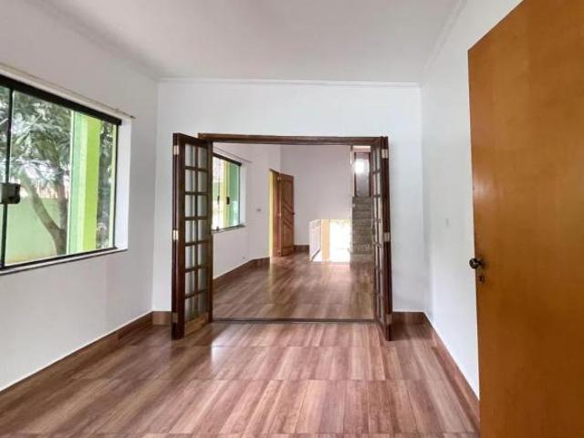 Sobrado de 327m², 3 dormitórios, 6 vagas e área gourmet Parque dos Pássaros