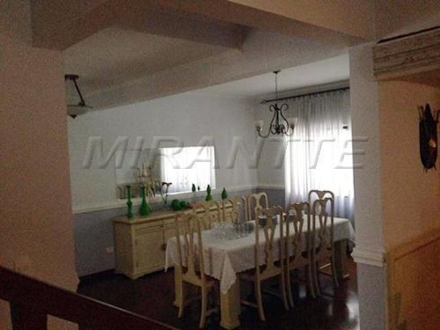 Sobrado de 330m² com 3 quartos