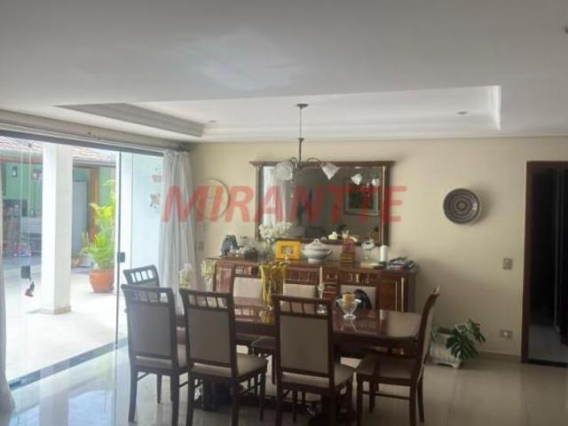 Sobrado de 338m² com 4 quartos