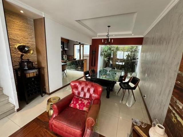 SOBRADO DE 3 ANDARES EM COND. DISPONIVEL A VENDA!
