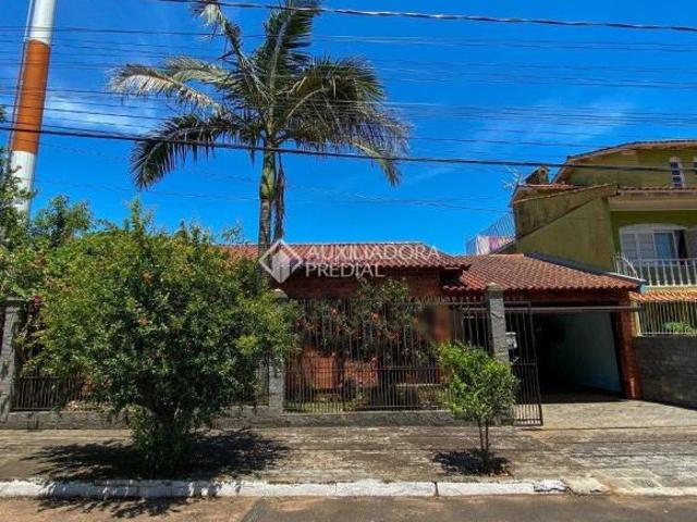 Sobrado de 3 dormitórios com amplo pátio com piscina no bairro Estância Velha