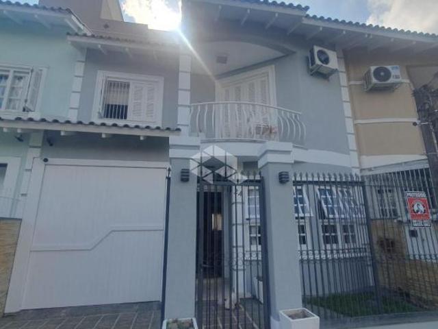 Sobrado de 3 dormitórios, sendo 1 suíte no bairro Centro