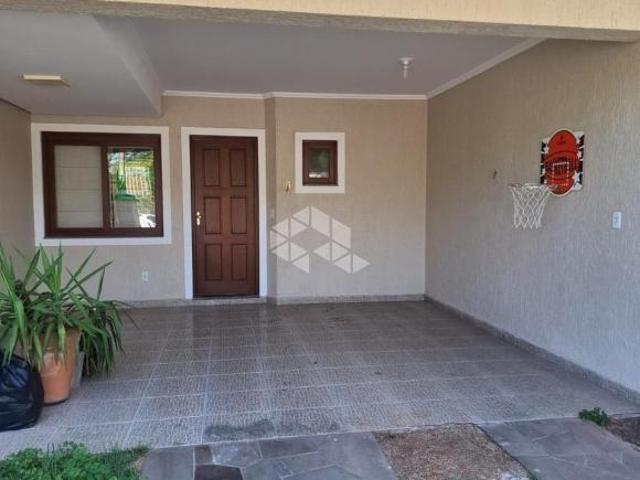 Sobrado de 3 pisos e pátio no Bairro Hípica, com 183,19 m2