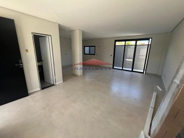Sobrado de 3 quartos com suíte e vaga de garagem à venda em Curitiba PR, bairro Uberaba!