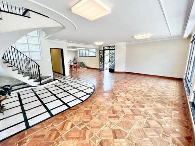 Sobrado de 440 mts², 04 dormitórios 01 suíte, 03 vagas em Santana