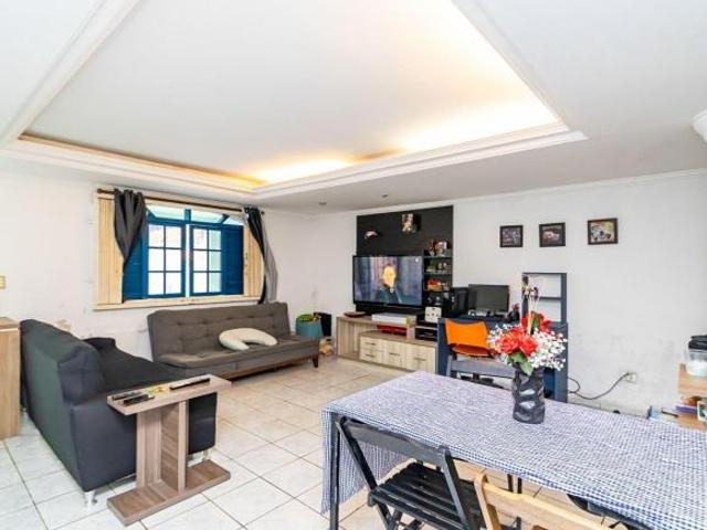 Sobrado de 440m² com amplo terreno à venda