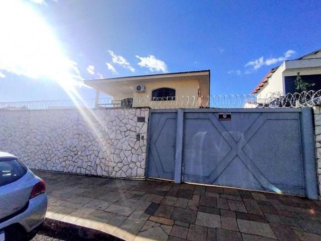 Sobrado de 420 m² com 04 quartos sendo 02 suítes á venda no Setor Santa Genoveva Goiânia GO