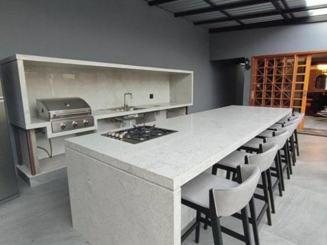 Sobrado de 420 m² com 3 suítes, closet, 2 vagas, área gourmet à venda no Itaquanda