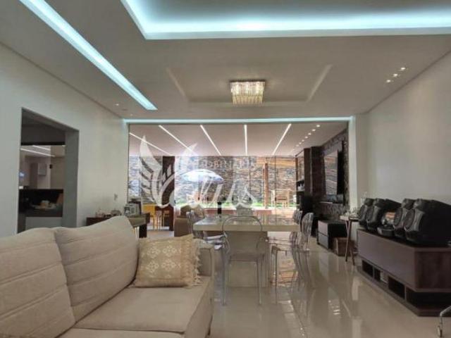 Sobrado de 438 m² com 4 suítes, terraço, piscina com deck e iluminação no Condomínio do Lago GO 020