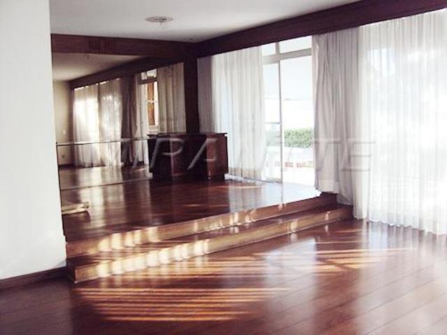Sobrado de 556m² com 4 quartos