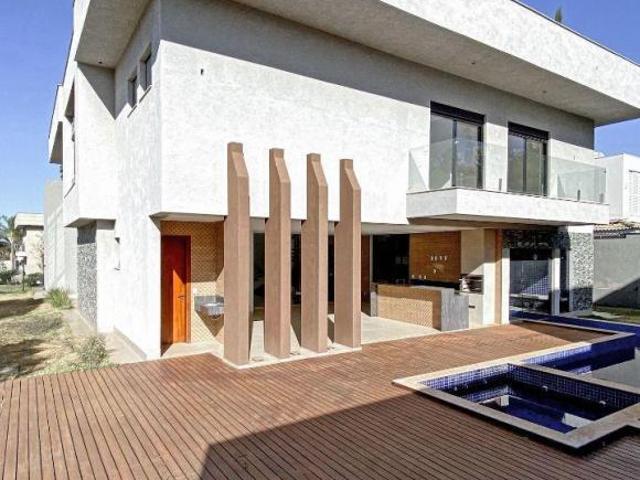 Sobrado de 512 m² com com 04 quartos sendo 04 suítes sendo a máster com closet no Alphaville Flamb