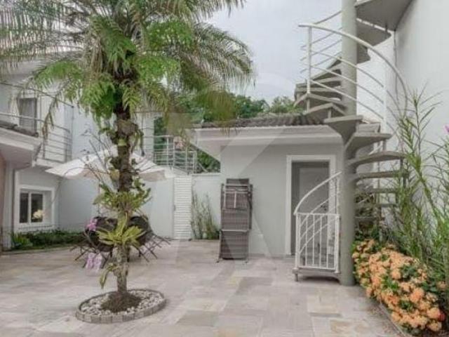 Sobrado de 525 mts², 5 dormitórios, 6 vagas, com piscina, no Tremembé