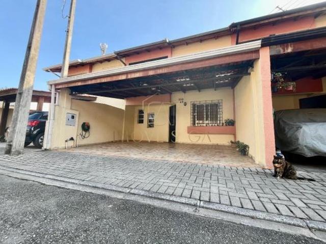 Sobrado dentro de condomínio fechado