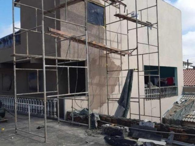 Sobrado, dois apartamento, 3 portas comerciais e um sa