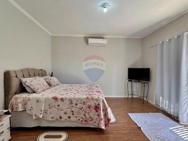 sobrado dos Sonhos em Itapira SP: Suíte com Hidro moderna para relaxamento e bem estar, 3 dormitór