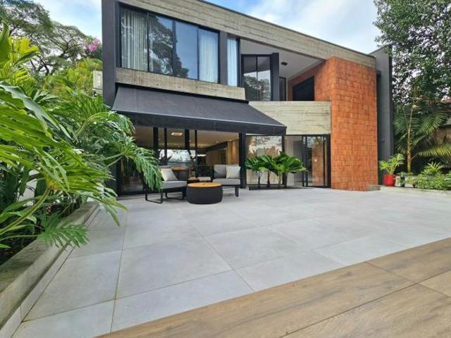 Sobrado Exclusivo à Venda no Brooklin Paulista3 Suítes 2 Salas 6 Banheiros 3 Vagas408m² de Área C