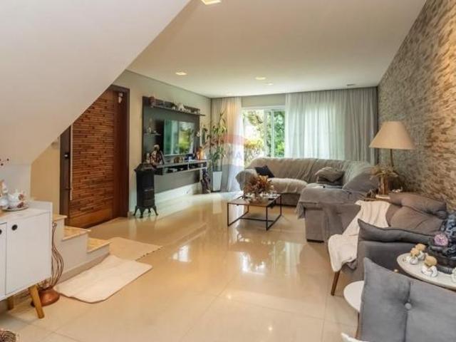 Sobrado Exclusivo no Jaraguá | 3 Suítes, Espaço Gourmet | Terreno de 335 m² | Ao lado do Pico do Jar