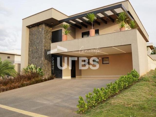 Sobrado exuberante no Jardins Itália com 05 suites plenas contando com 423 m2 de área Construída em