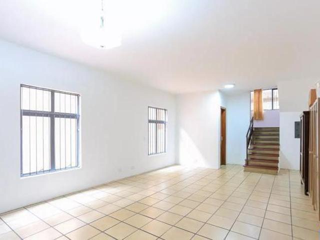 Sobrado e 4 banheiros à Venda, 204 m² por R$ 800.000