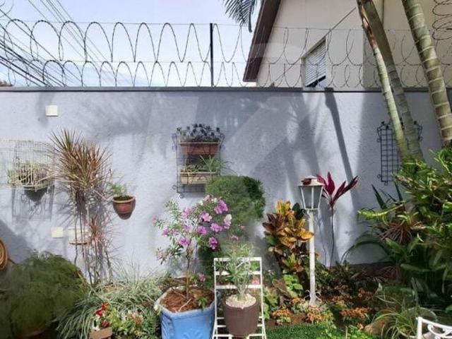 Sobrado elegante com 3 suítes amplas, varanda nos quartos, 3 vagas e quintal no Horto Florestal