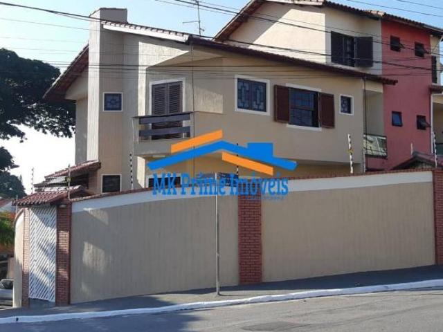 Sobrado Elegante e Moderno: 3 Suítes, Ar Condicionado e Acabamento de Alto