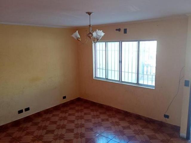 Sobrado Elevado com Varanda Ampla e Garagem para Dois Carros