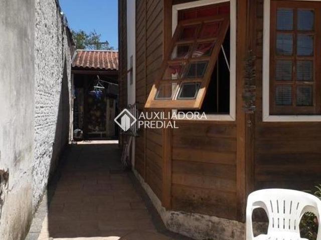 Sobrado em madeira nobre com 3 dormitórios