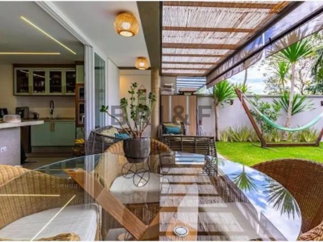 Sobrado em condomínio com 424m², 4 suítes e 4 vagas no jardim cordeiro