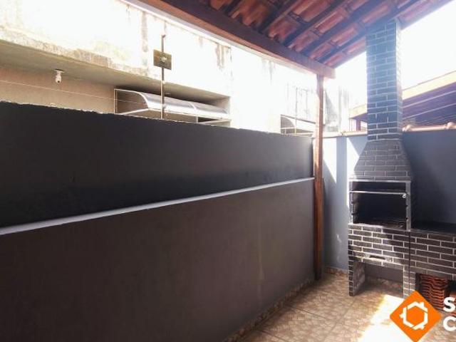 SOBRADO EM CONDOMÍNIO! 2 QUARTOS 2 BANHEIROS CHURRASQUEIRA LADO PRAIA