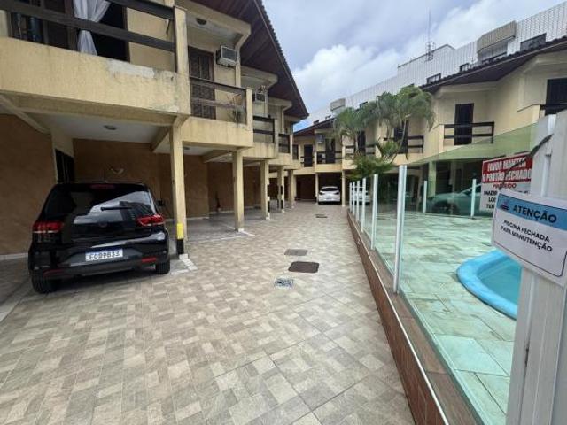 Sobrado em condomínio com piscina no Boqueirão em Praia Grande SP