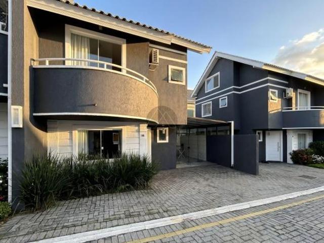 Sobrado em Condomínio com Suíte, Closet e Amplo Ático no Alto Boqueirão
