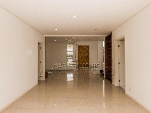 Sobrado em condomínio com sala 2 ambientes, cozinha planejada, despensa, lavabo, banheiro social, 3