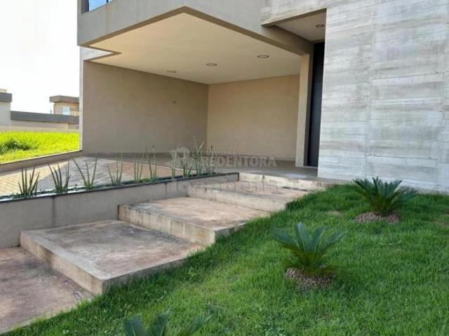 Sobrado em Condomínio com 03 Dormitórios, 01 suíte master, 02 tipo apartamento, 246m² de Condtrução