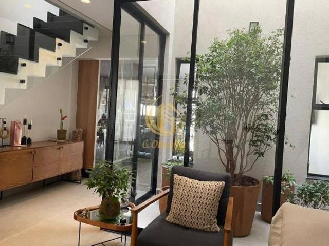 Sobrado em Condomínio à Venda, 5 quartos, 3 suítes, A/C 270m² A/T 300m2