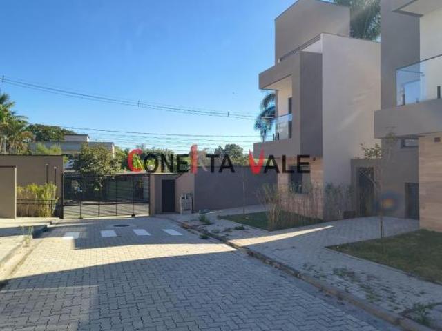 SOBRADO em CONDOMINIO FECHADO 02 SUITES 154 m² Área Privativa