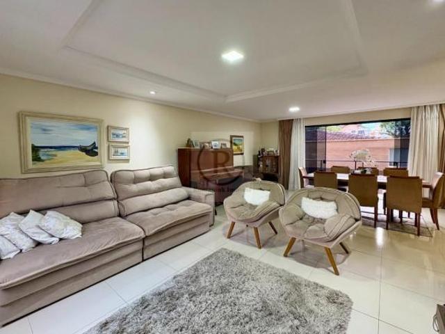 Sobrado em condomínio fechado, 266m², 3 dormitórios, sendo um suíte master, cômodos amplos, excelent