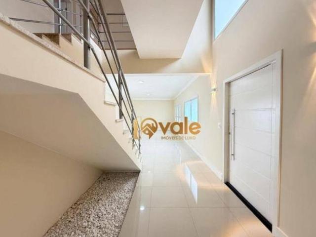Sobrado em condomínio fechado à venda, 250m² e piscina