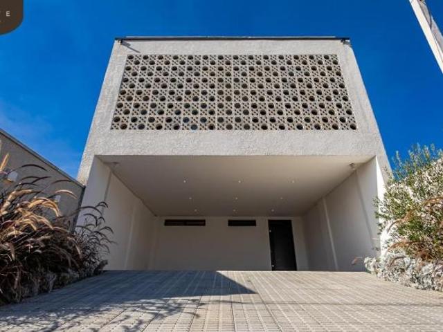 Sobrado em condomínio fechado Acqua Park II Capela Velha Araucária com 02 suítes arquitetura moder