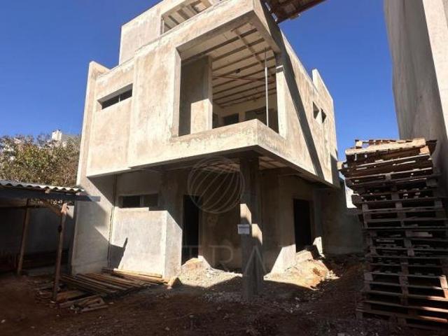 Sobrado em condominio fechado com 3 suites próximo ao Palladium
