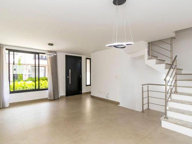 Sobrado em condomínio fechado de 157 mt2 com 3 quartos, uma suite, semi mobiliado no Jardim Social