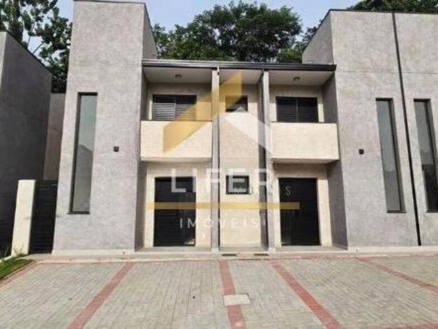 Sobrado em Condomínio Fechado em Valinhos com 2 Suítes e Quintal